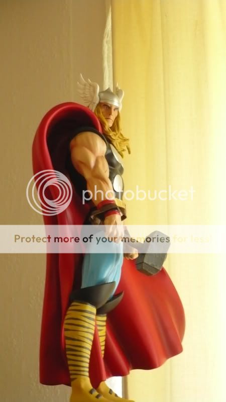 Can you please post pics of your classic-pose Bowen Thor statue ...