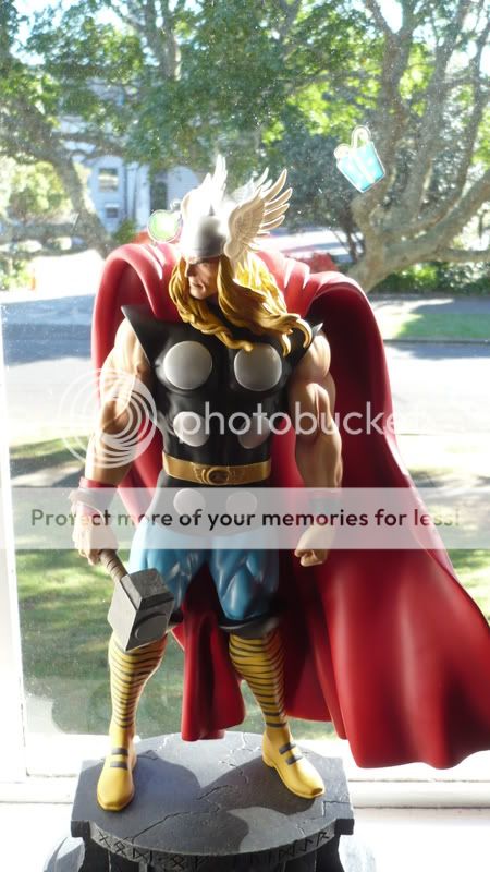 Can you please post pics of your classic-pose Bowen Thor statue ...
